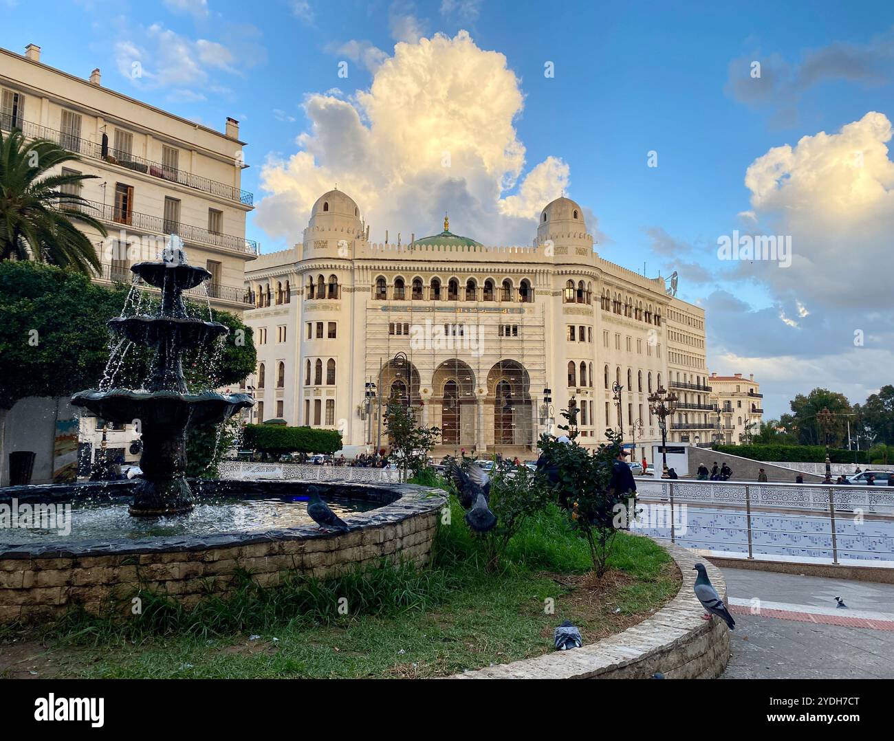La Grande Poste Alger est un bâtiment de style néo-mauresque Arabisance ...
