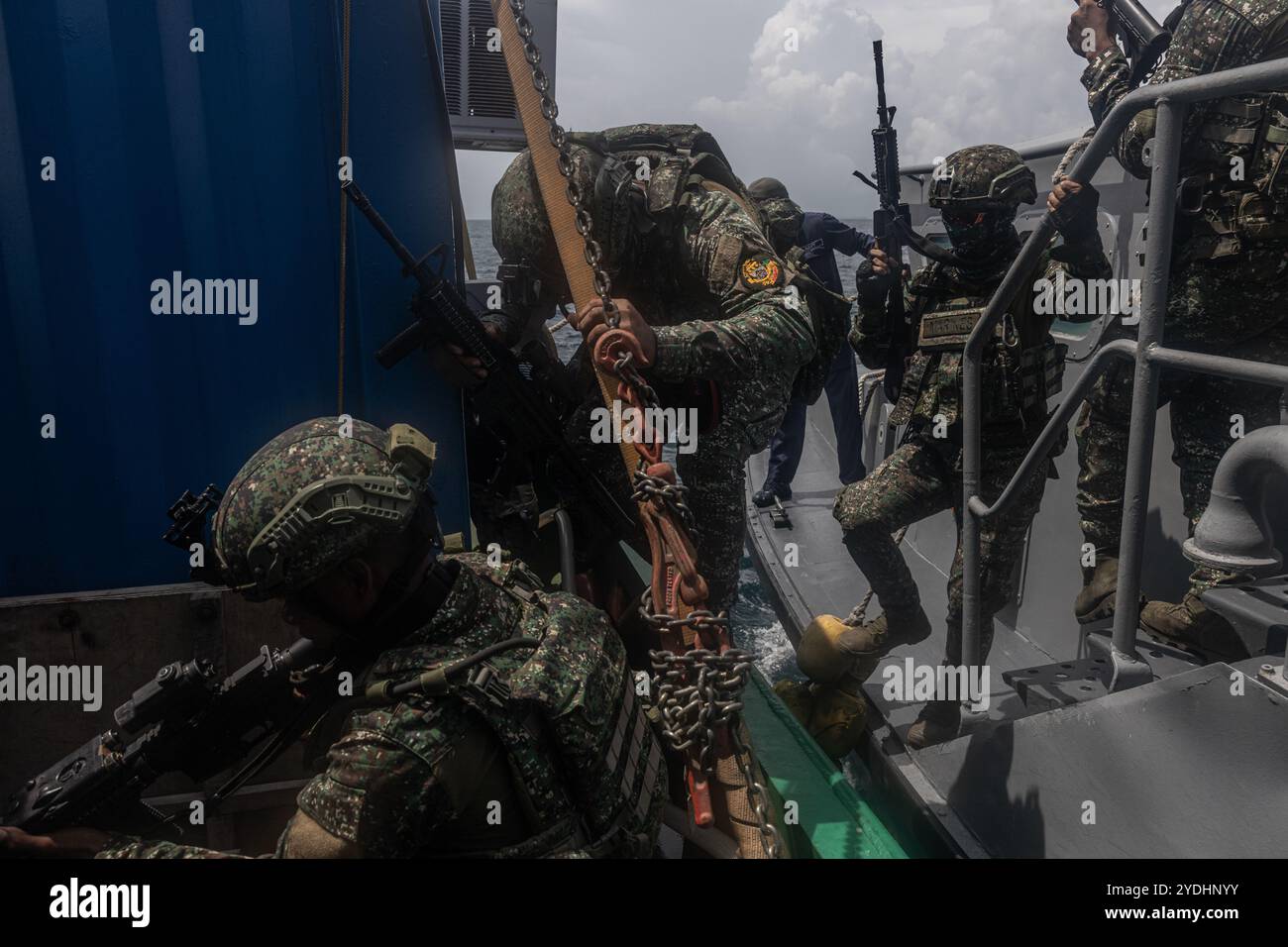 Les militaires des Forces armées des Philippines (AFP) effectuent une ...