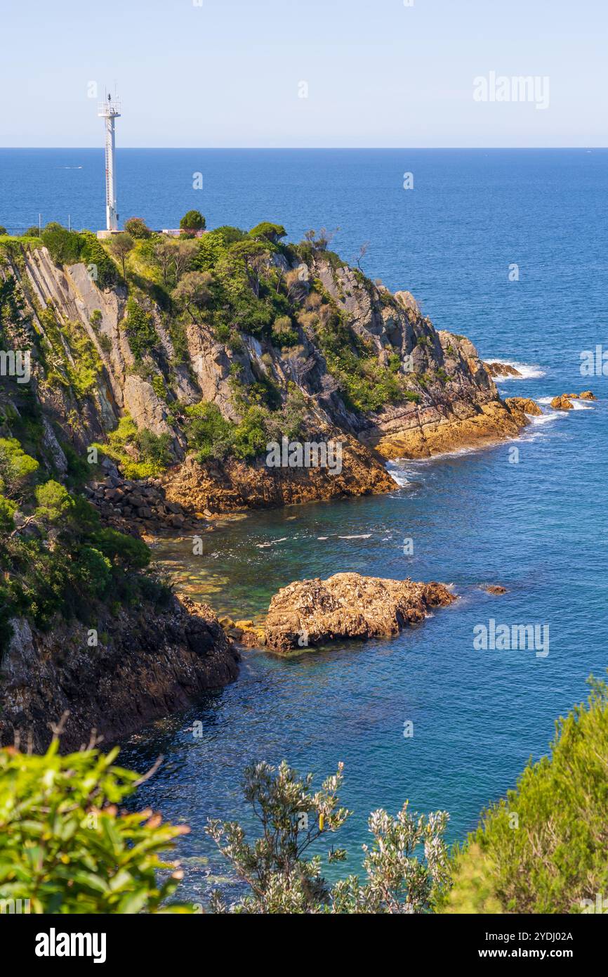 Vue aérienne d'une tour de balise d'avertissement en hauteur sur un ...