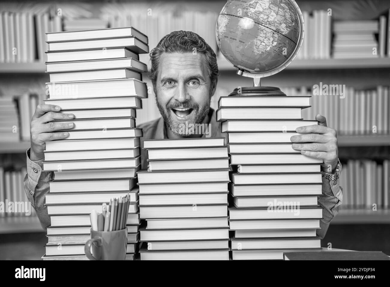 homme enseignant en classe. l'éducation scolaire. homme nerd avec le ...