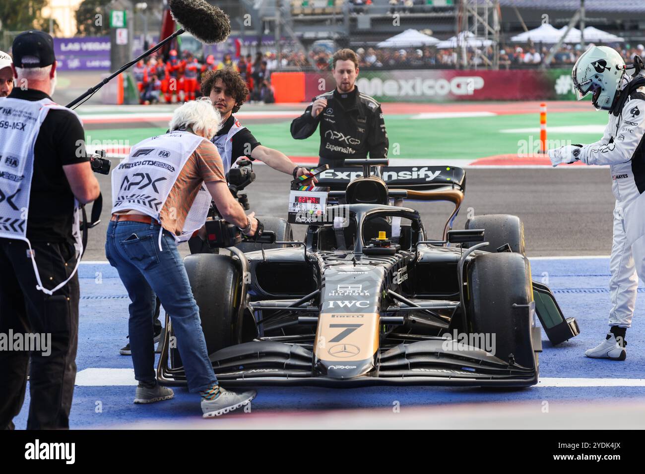 APX GP Team Crew filme dans le stade pour le film Apex F1 réalisé par Apple Studios ...