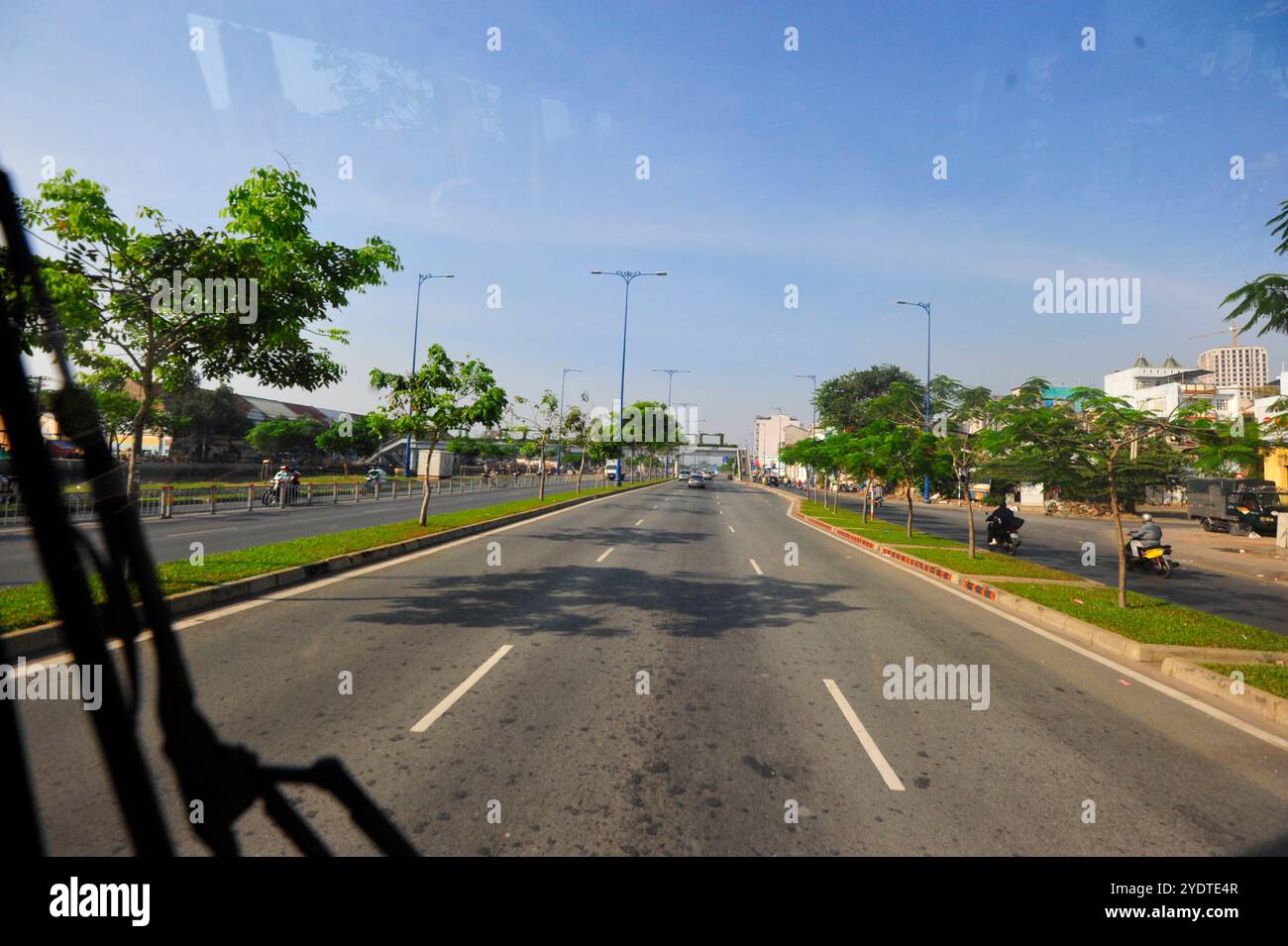la conduite sur une voie express dans la circulation routière et voie ...
