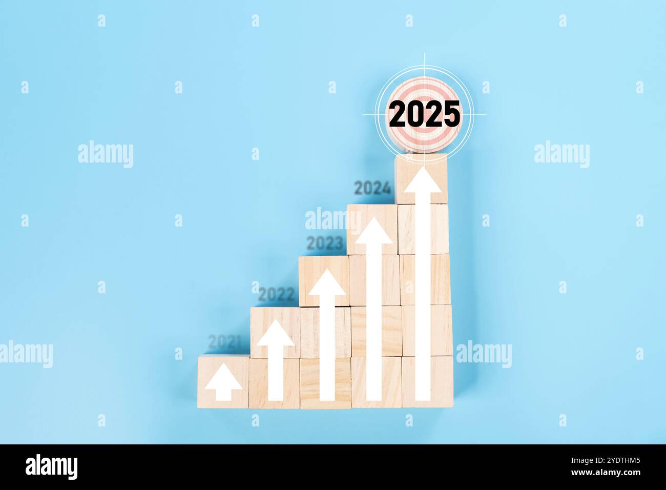 2025 objectifs commerciaux. Bloc en bois avec 2025 mots et icône cible ...