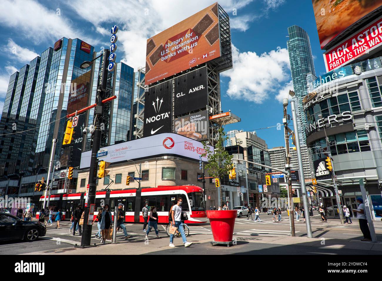 Yonge dundas square Banque de photographies et d’images à haute ...