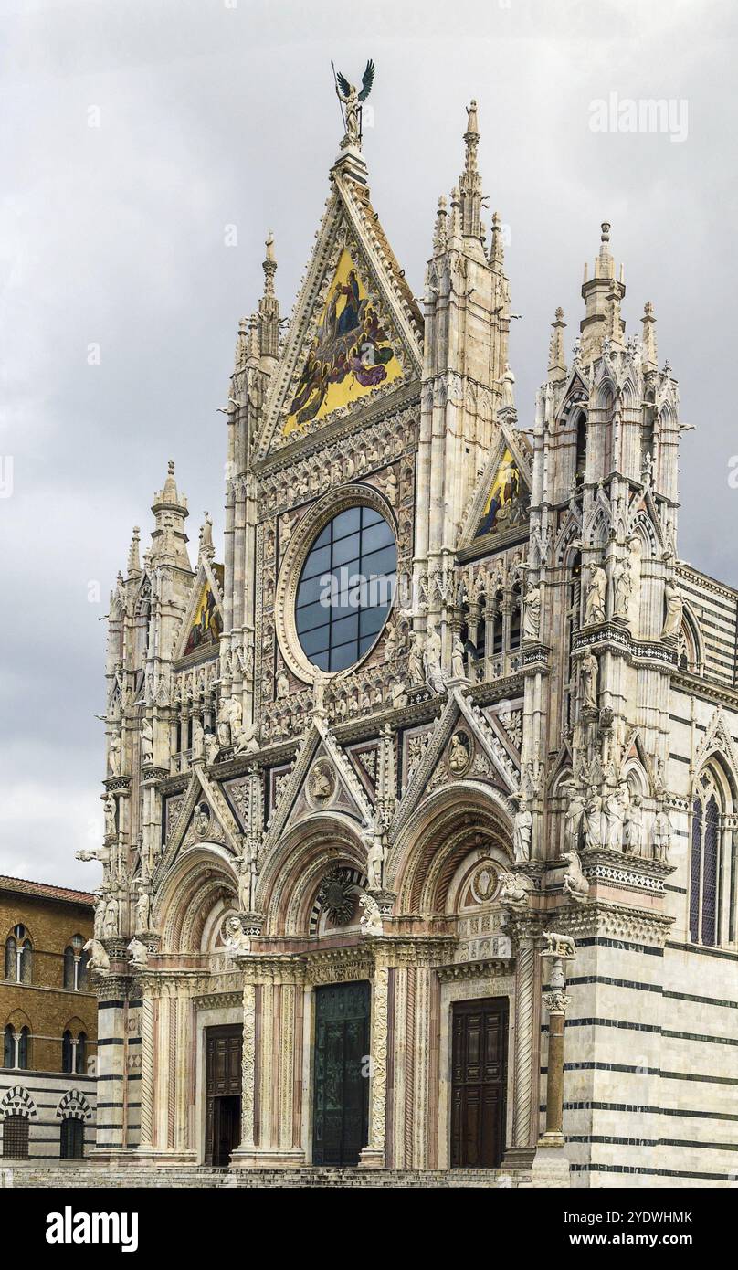 La façade principale de la cathédrale de Sienne (Duomo di Siena) est ...
