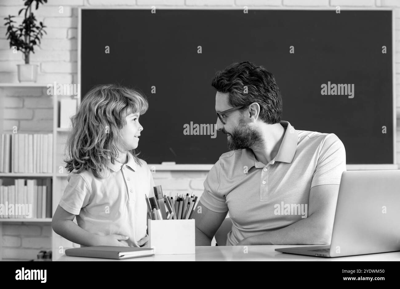 Élève enfant étudiant et enseignant tuteur en classe à la leçon ...