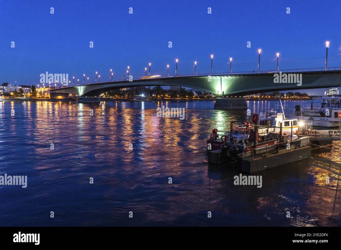 Le pont Kennedy, au milieu des 3 ponts rhénans de Bonn, relie le centre ...