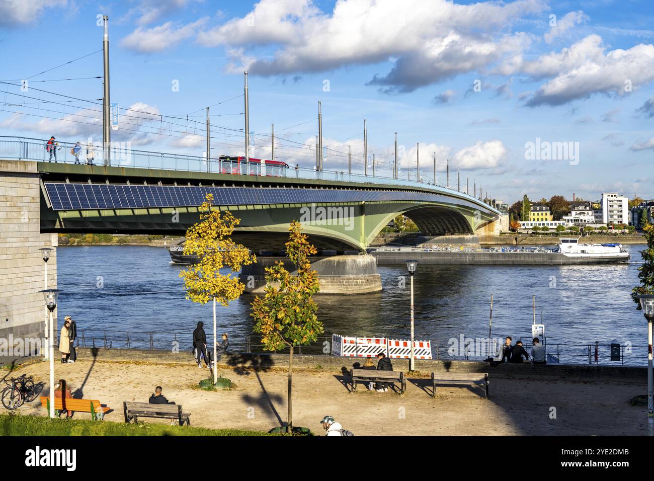 Le pont Kennedy, au milieu des 3 ponts rhénans de Bonn, relie le centre ...