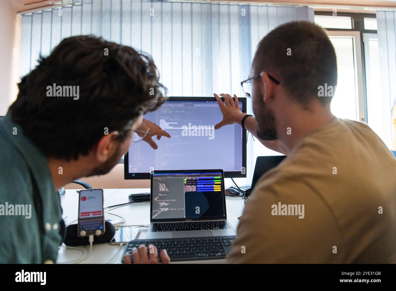 Les programmeurs se sont engroisés dans une collaboration approfondie, travaillant assidûment ...