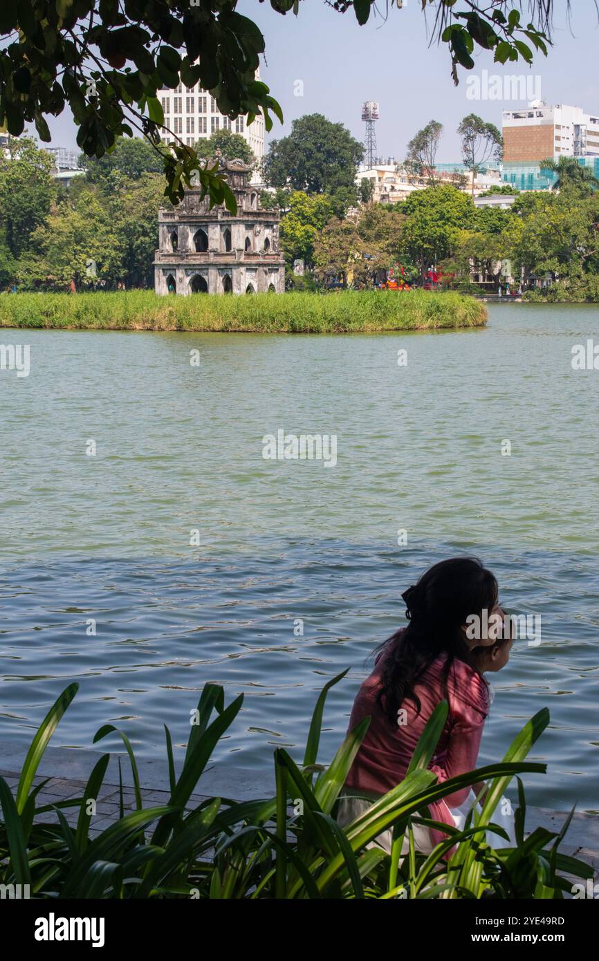 Hanoi, Vietnam : mère et fille devant la Tour de la tortue (Thap Rua ...