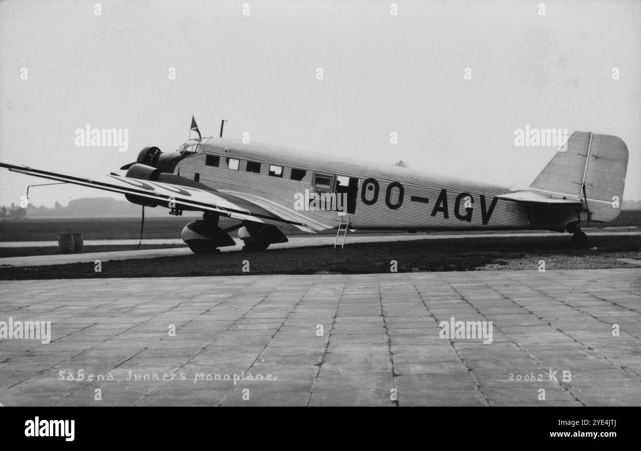 Une carte postale photographique vintage des années 1930 intitulée ...