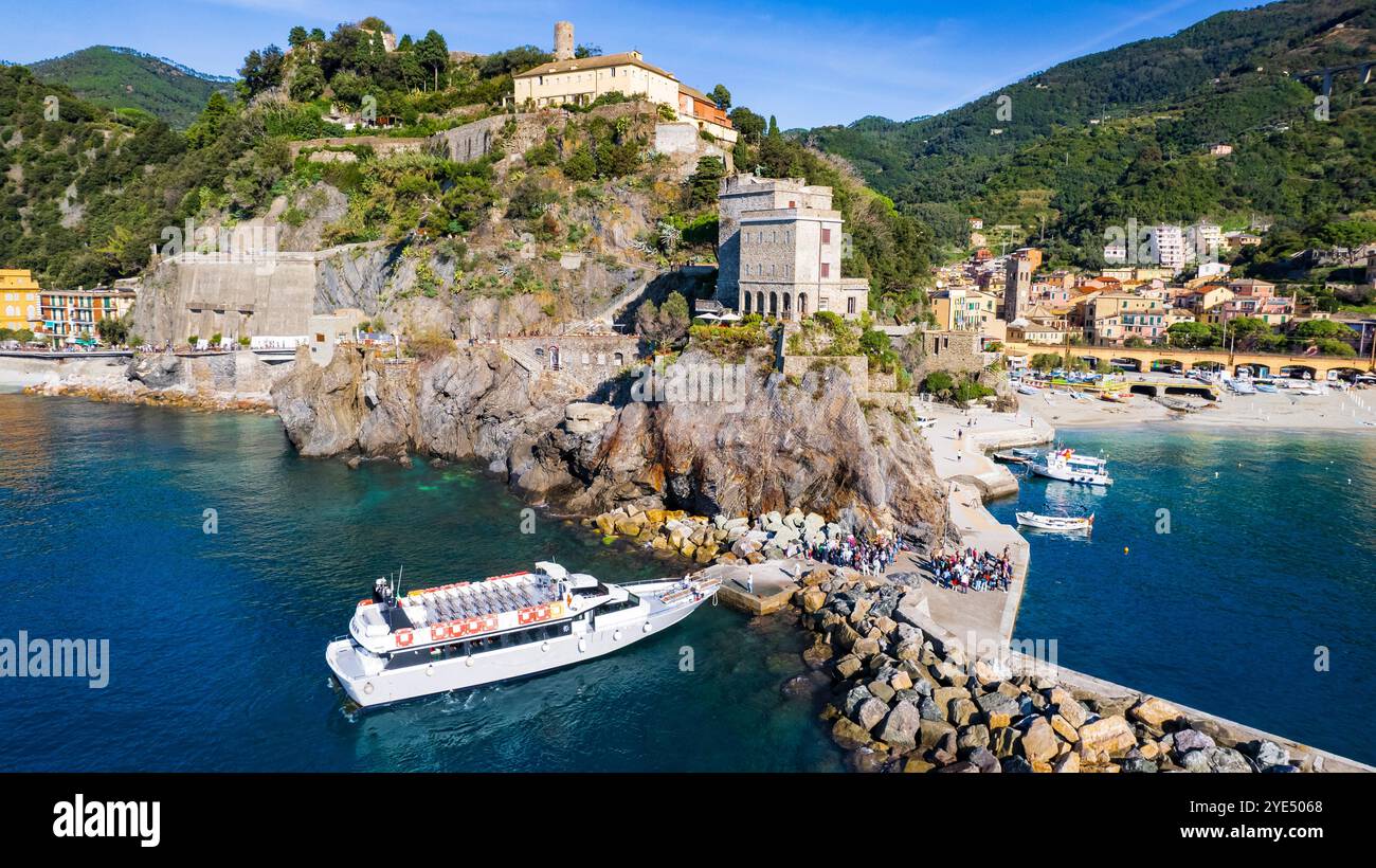 Italie, parc national des Cinque terre. Monterosso al mare village ...