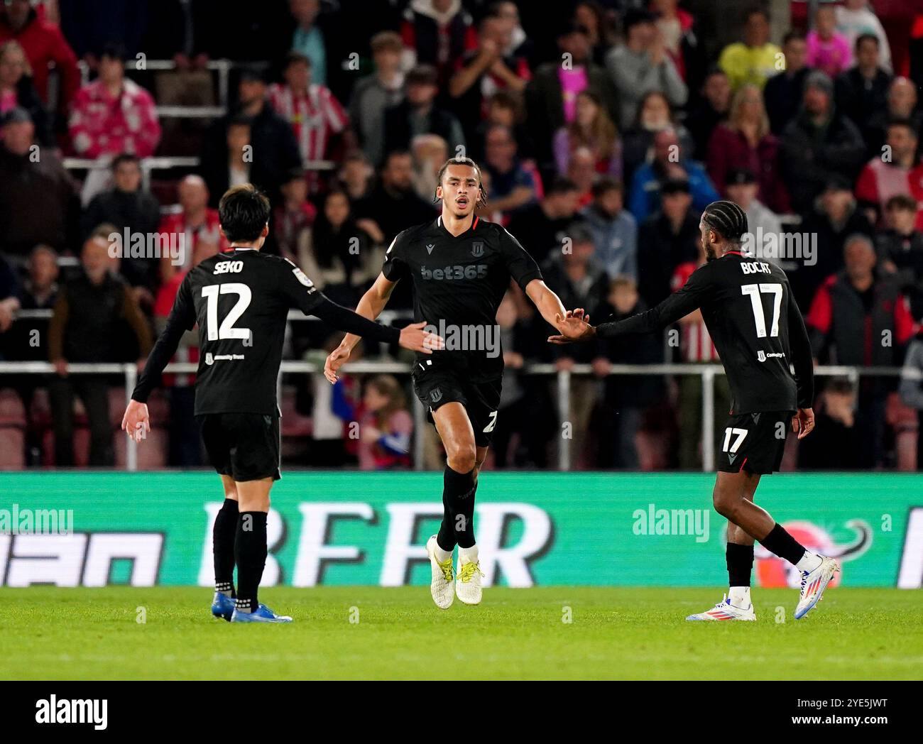 Ashley Phillips de Stoke City (au centre) célèbre avoir marqué le ...