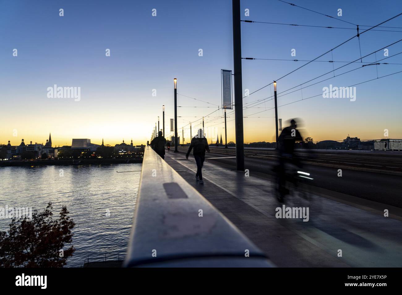 Le trafic sur le pont Kennedy, au milieu des 3 ponts rhénans à Bonn ...