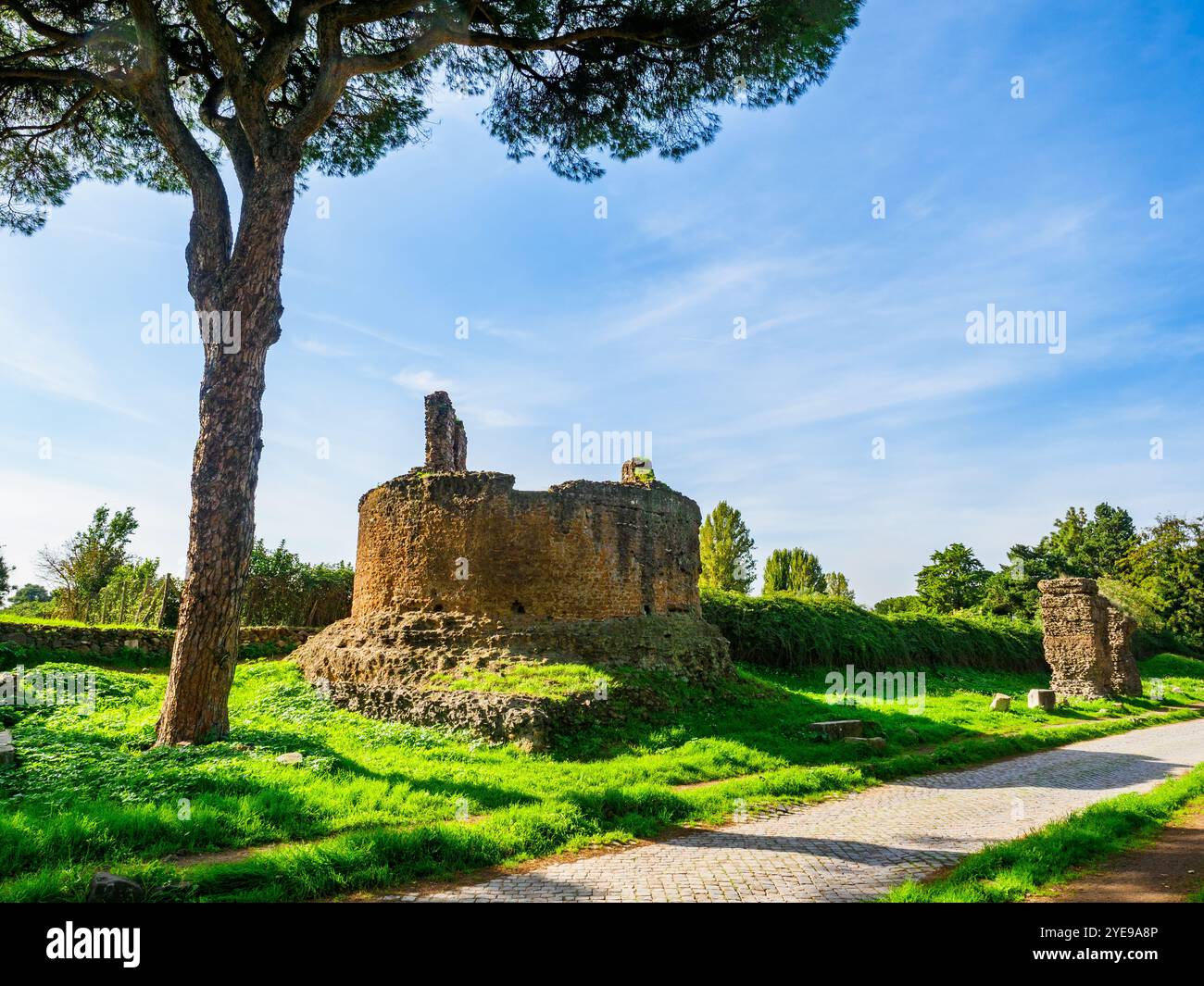 Tombeau rond dans l'ancienne voie Appienne construit par Appius ...