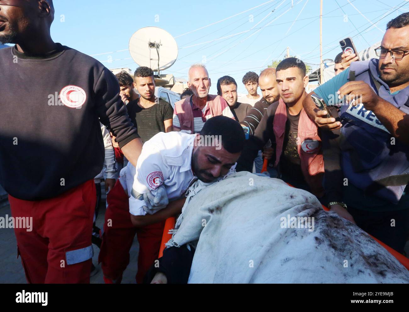 Un membre de la Société du Croissant-Rouge palestinien pleure le corps ...