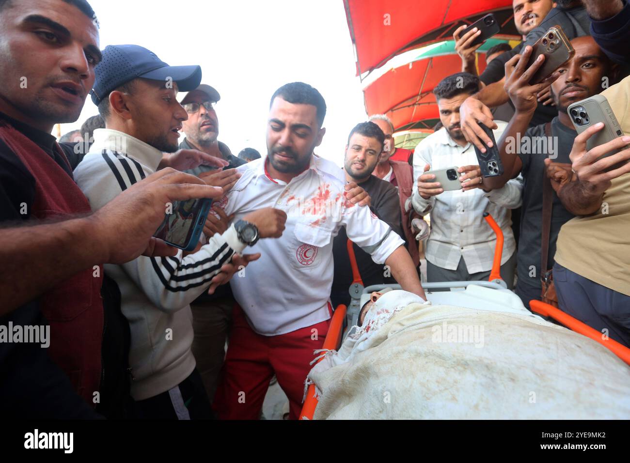 Un membre de la Société du Croissant-Rouge palestinien pleure le corps ...