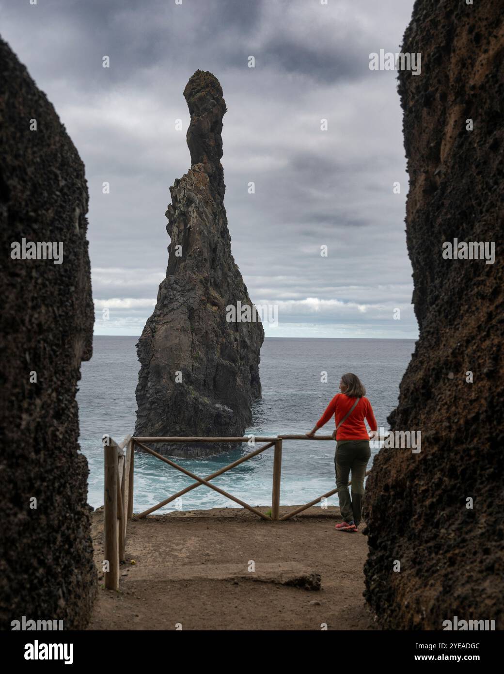 Femme se tient à une rampe à la pile de mer emblématique Ilheus da ...