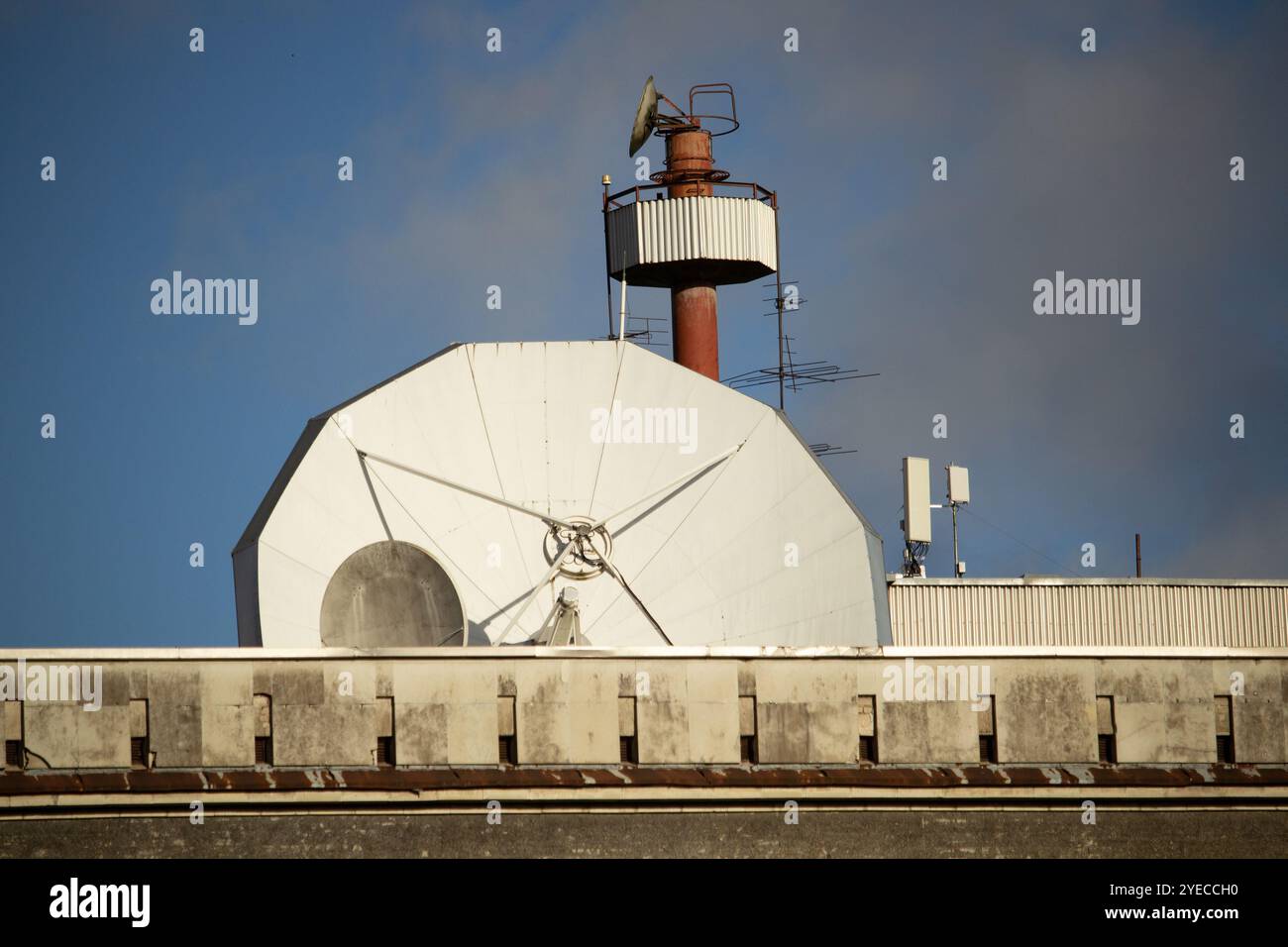 Réflecteur parabolique d'antenne parabolique Banque de photographies et ...