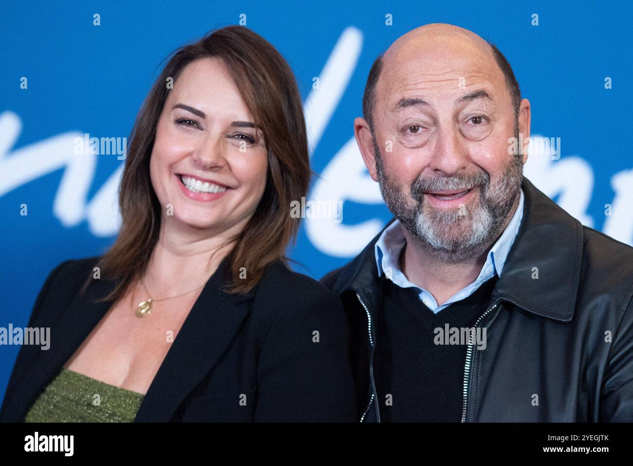 Julia Vignali et Kad Merad assistent à la finale première au Cinéma ...