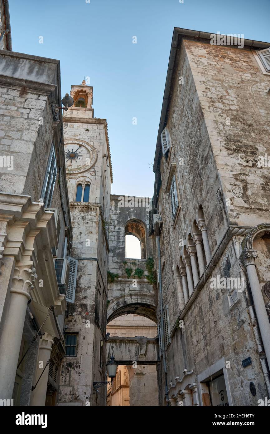 La porte de fer, l'une des quatre entrées principales du palais de ...