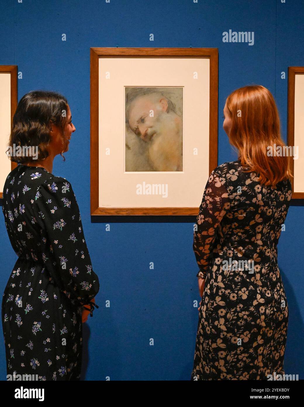 The King's Gallery Londres 31 octobre 2024. Admirant les œuvres ...