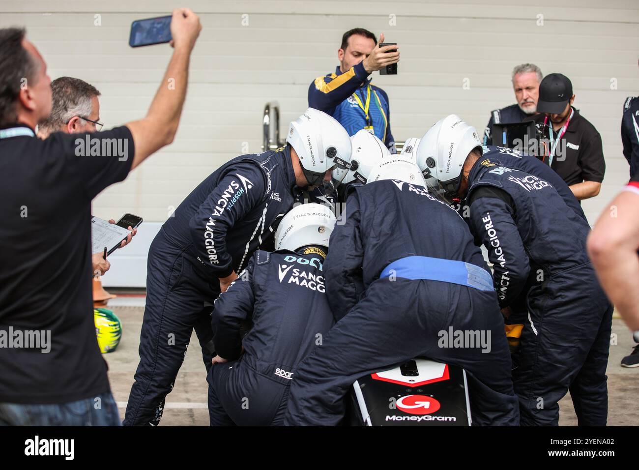 FIA extrication marshall, commissaire de piste, marshal, marshalls ...