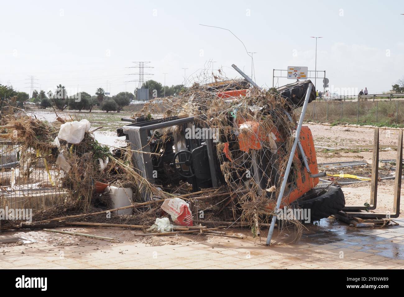 Les suites de l'ouragan Dana à Valence, Espagne - chariot élévateur ...
