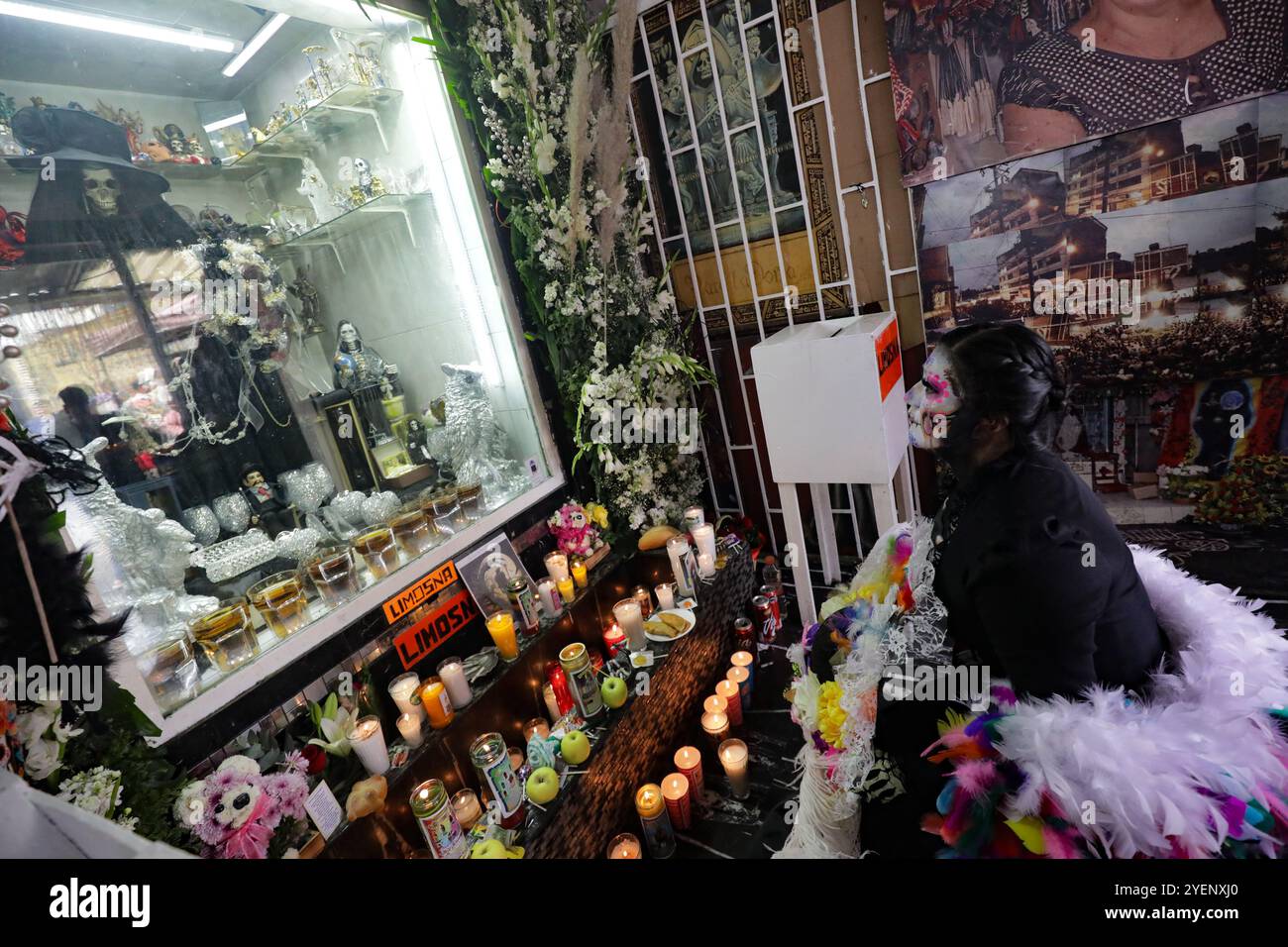 Mexico, Mexique. 31 octobre 2024. Une dévote déguisée en catrina prie ...