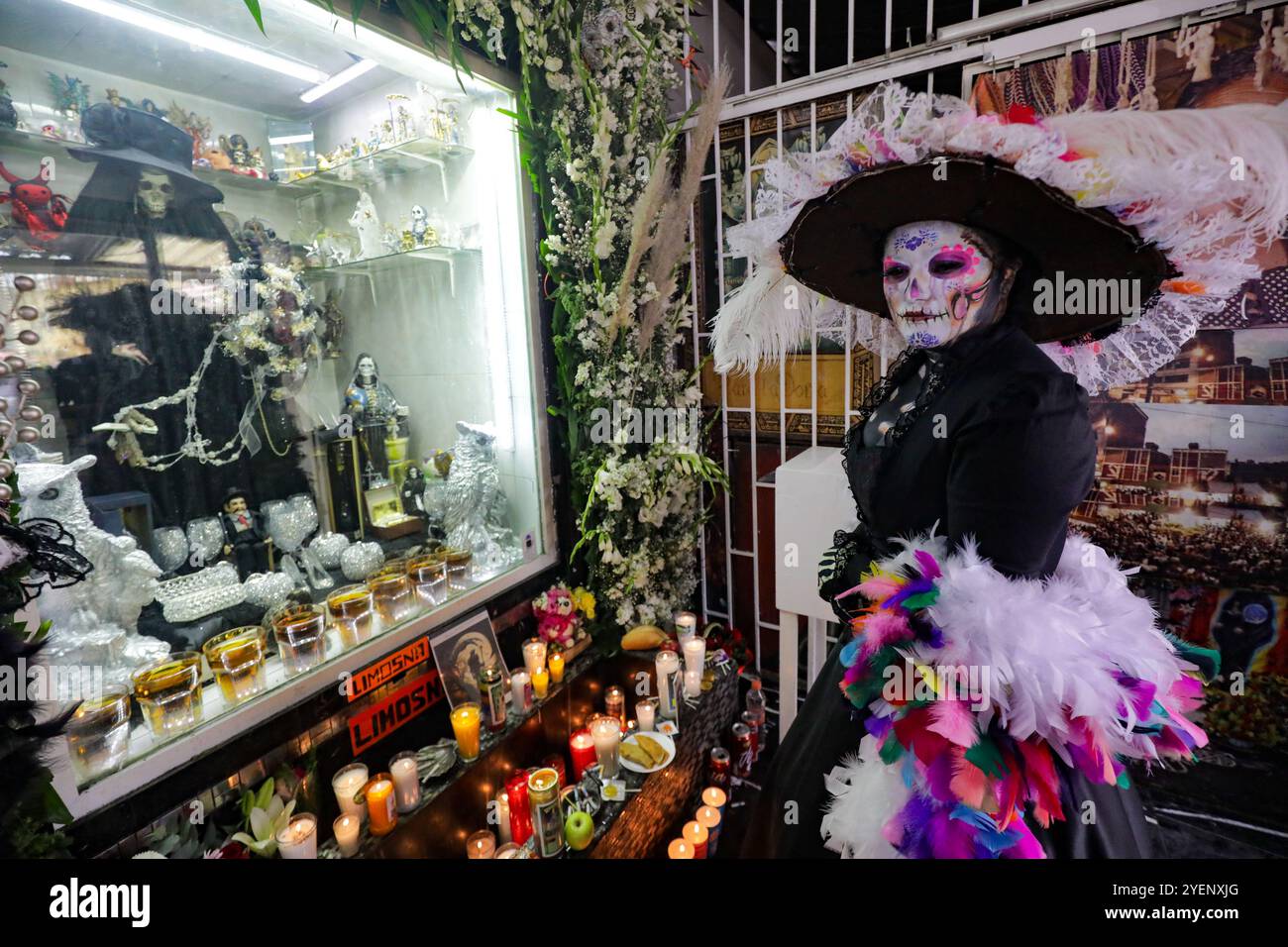 Mexico, Mexique. 31 octobre 2024. Une dévote déguisée en catrina prie ...
