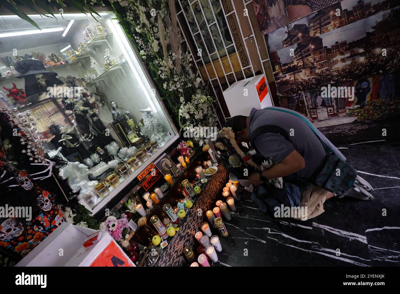 Mexico, Mexique. 31 octobre 2024. Un dévot prie devant l'autel de Santa ...