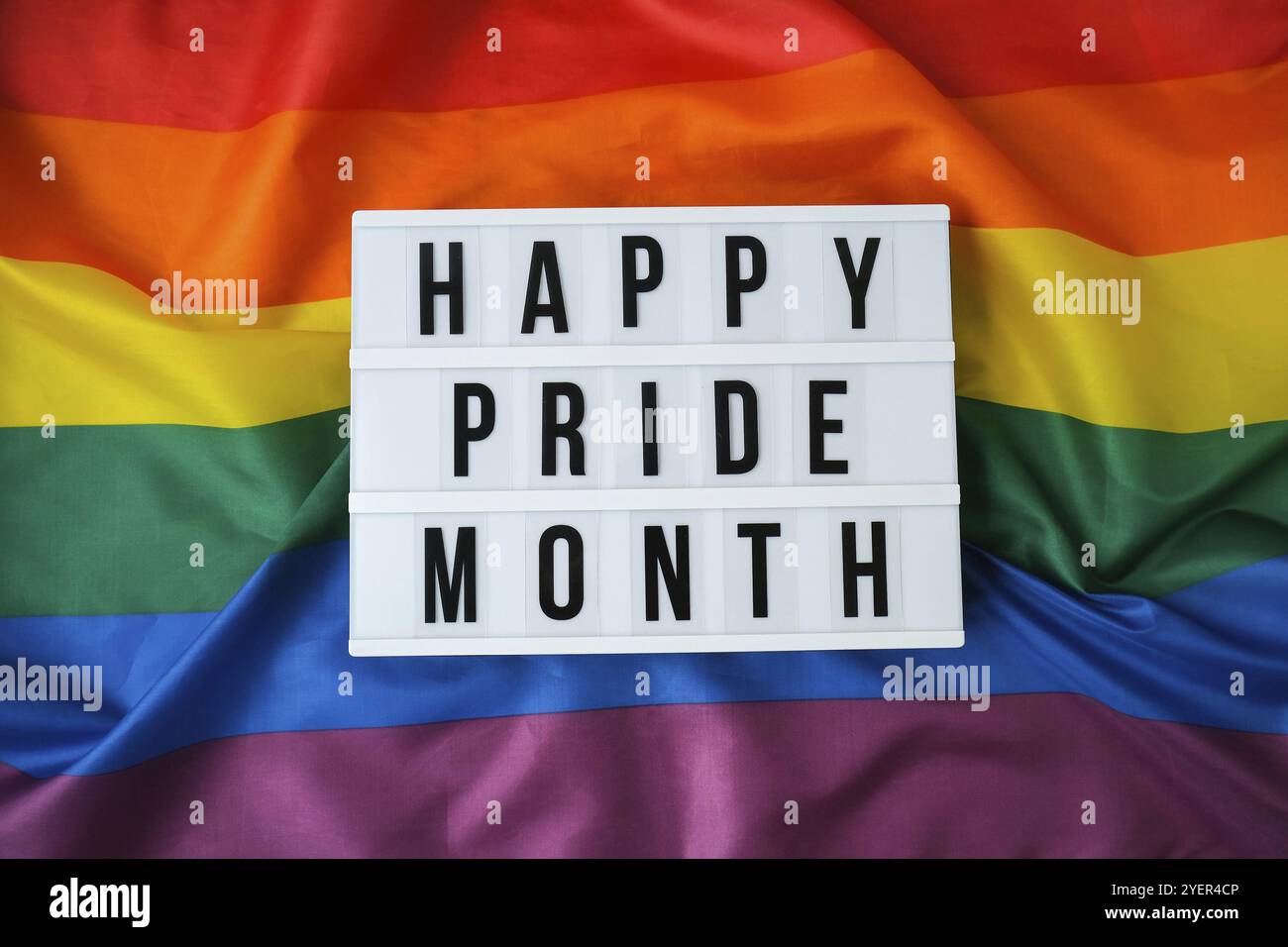 Drapeau arc-en-ciel avec visionneuse et texte HAPPY PRIDE MONTH ...