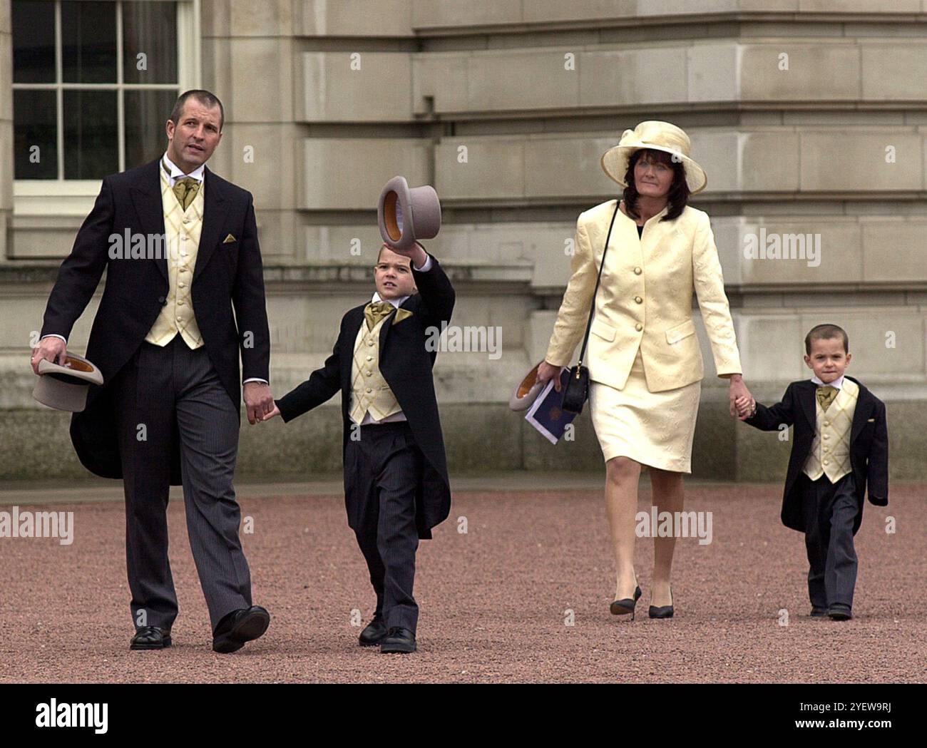 Joueur de Steve Bull et son épouse Julie avec son fils Jack et Joe ...