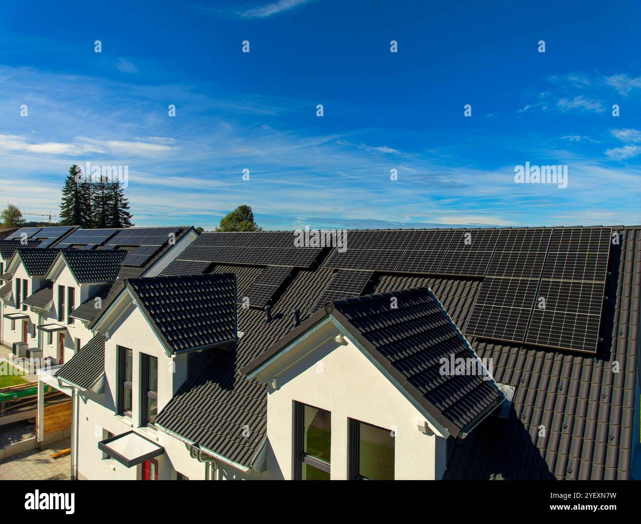 02.11.2024, Neubaugebiet Pfaffenhausen im Unterallgäu. Auf dem Dach ...