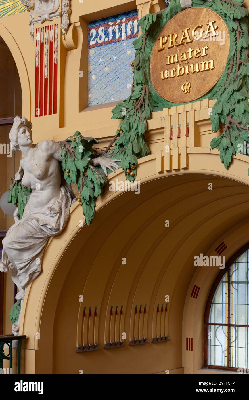 Décorations du hall principal (Fantova budova) de la gare de Prague ...