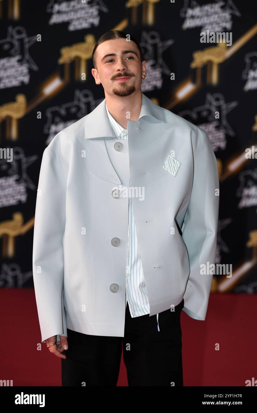 Pierre Garnier assiste aux 26e NRJ Music Awards 2024 Red Carpet arrivées au Palais des Festivals ...