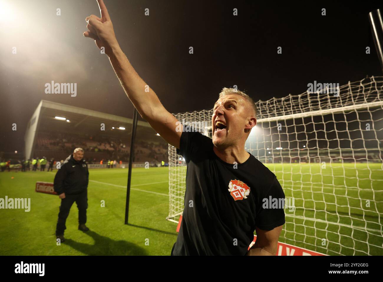 Le manager de Kettering Town, Richard Lavery, célèbre la victoire de ...