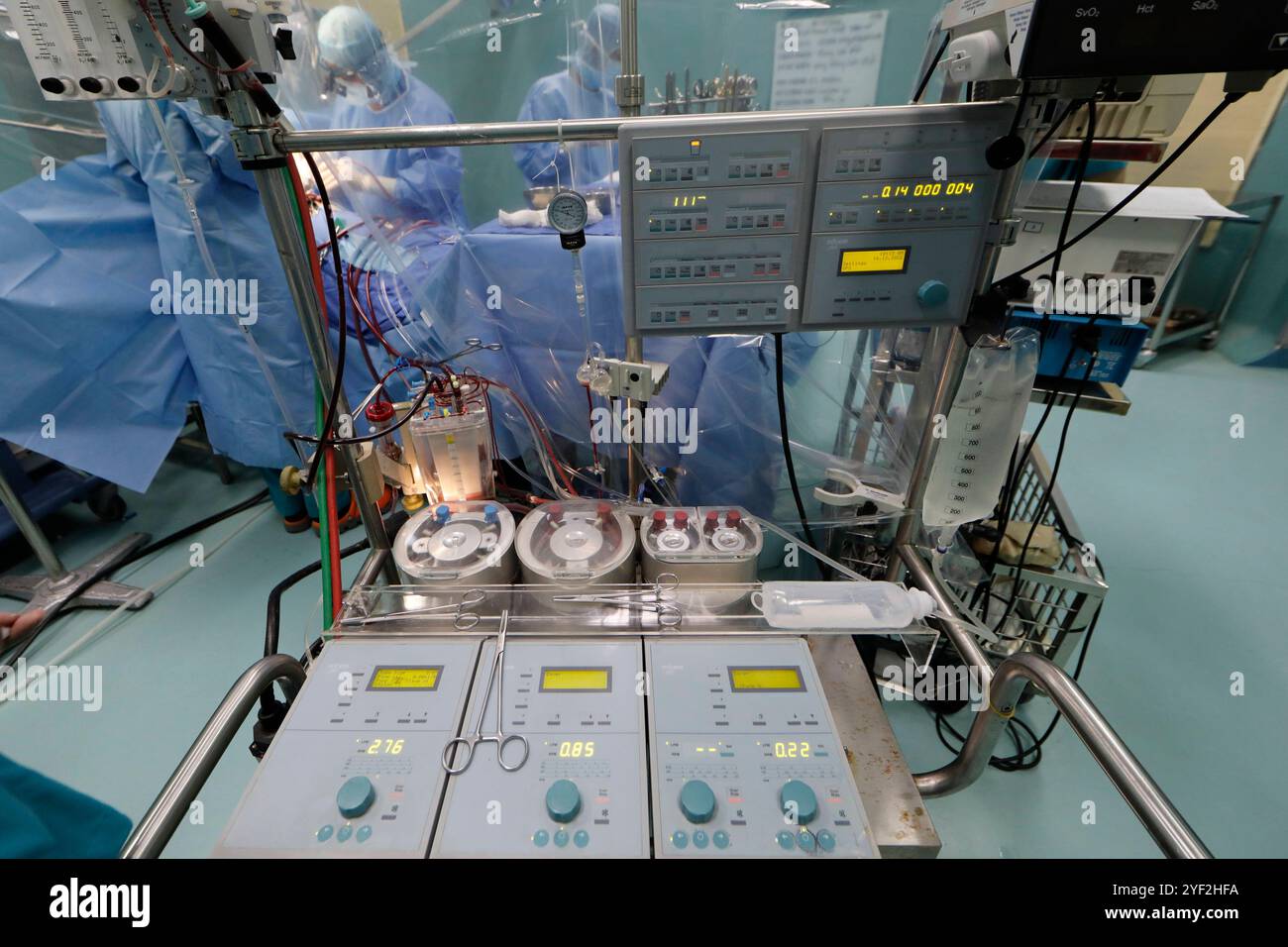 Hôpital de cardiologie. Bloc opératoire. Chirurgie cardiaque ...