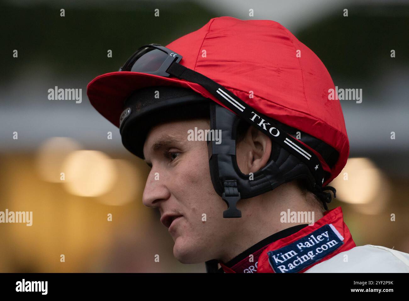 Ascot, Berkshire, Royaume-Uni. 2 novembre 2024. Le jockey Tom Bellamy ...