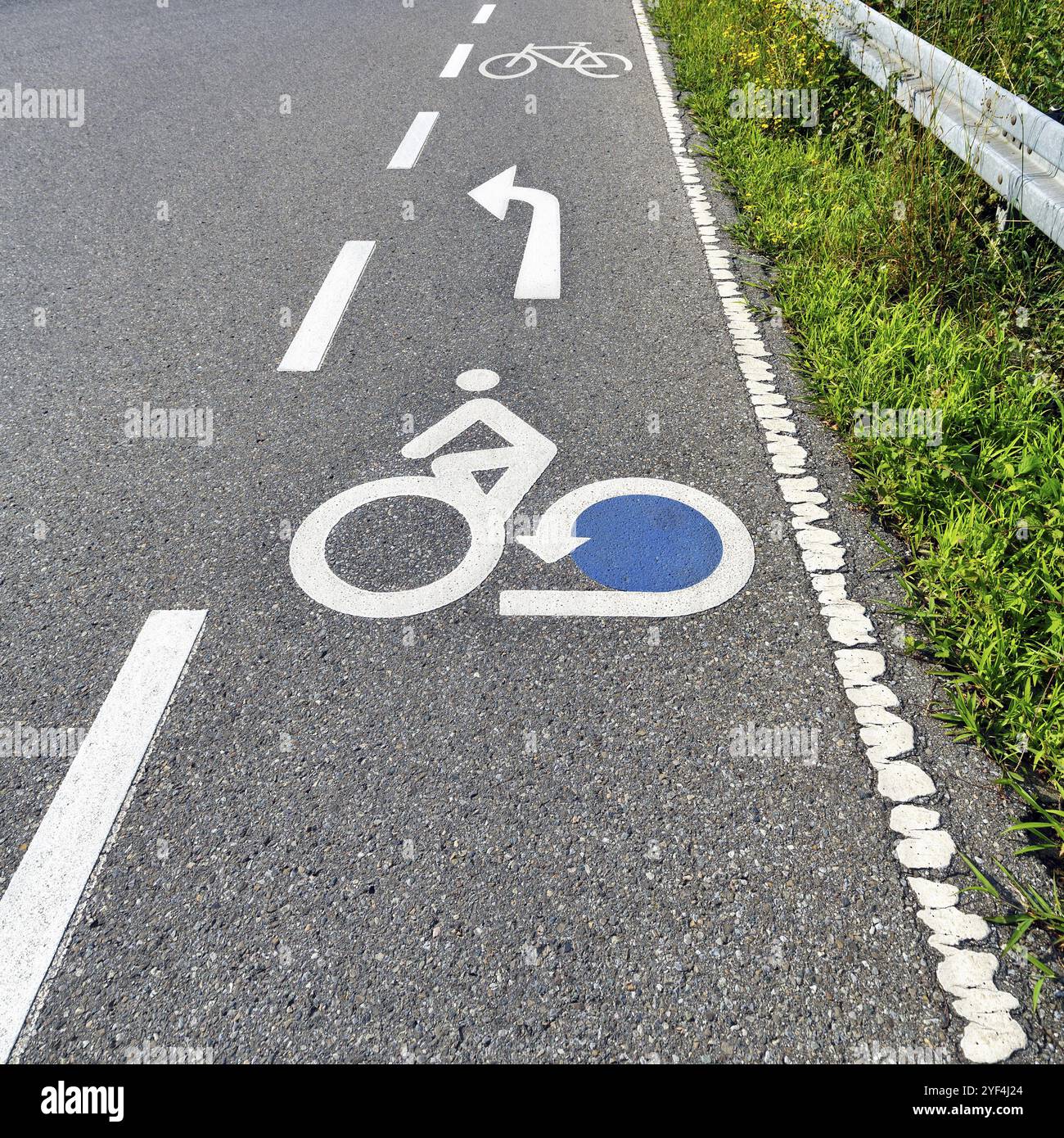 Pictogramme cycliste, marquage sur asphalte, voie sur la piste cyclable ...