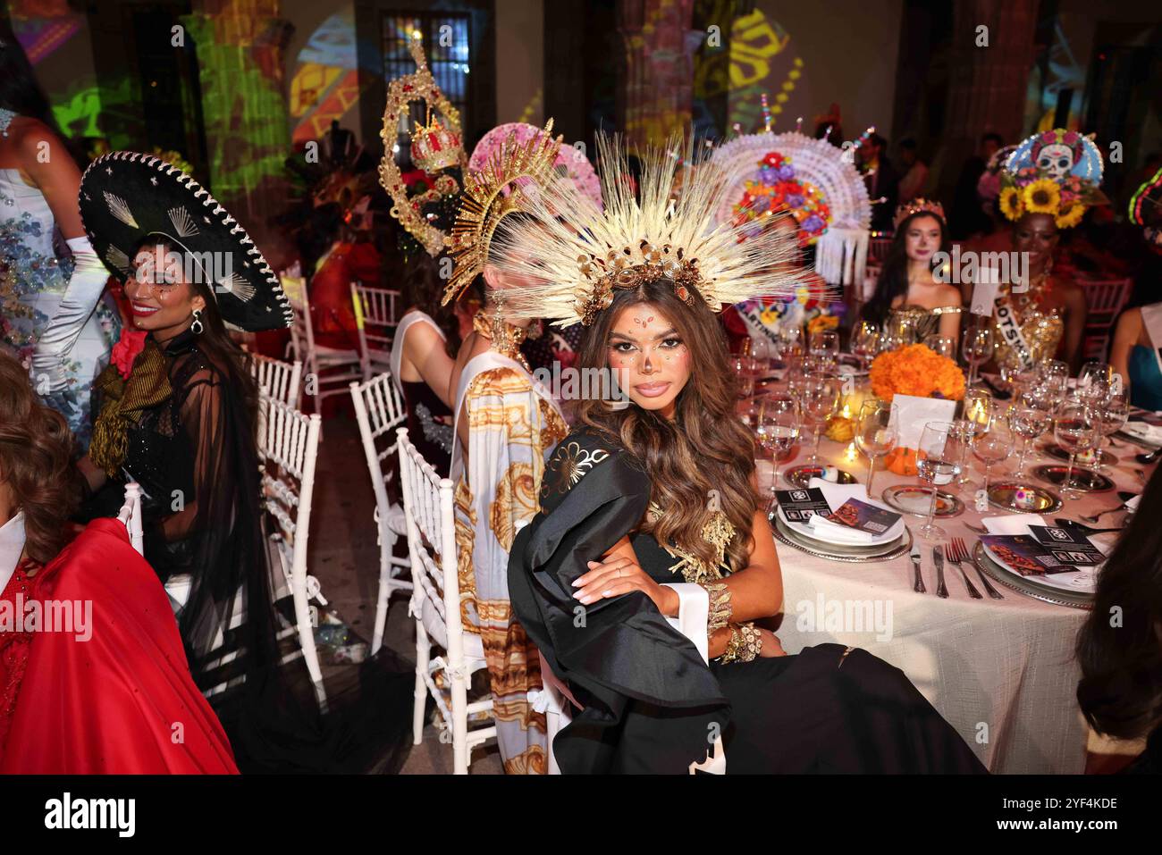 Miss Universe Catrinas Gala Catwalk Miss États-Unis Alma Cooper assiste ...