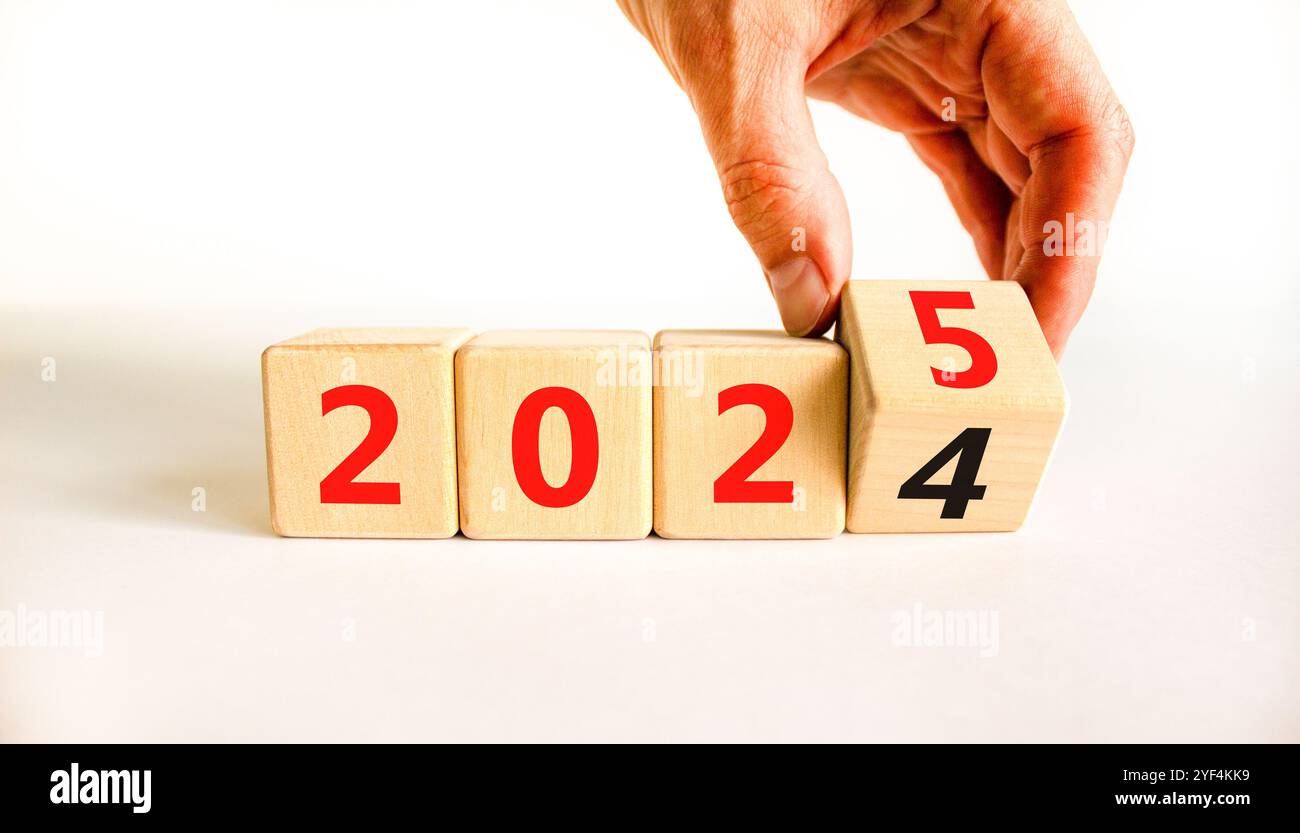 Concept d'entreprise du symbole du nouvel an 2025. Beau cube en bois ...