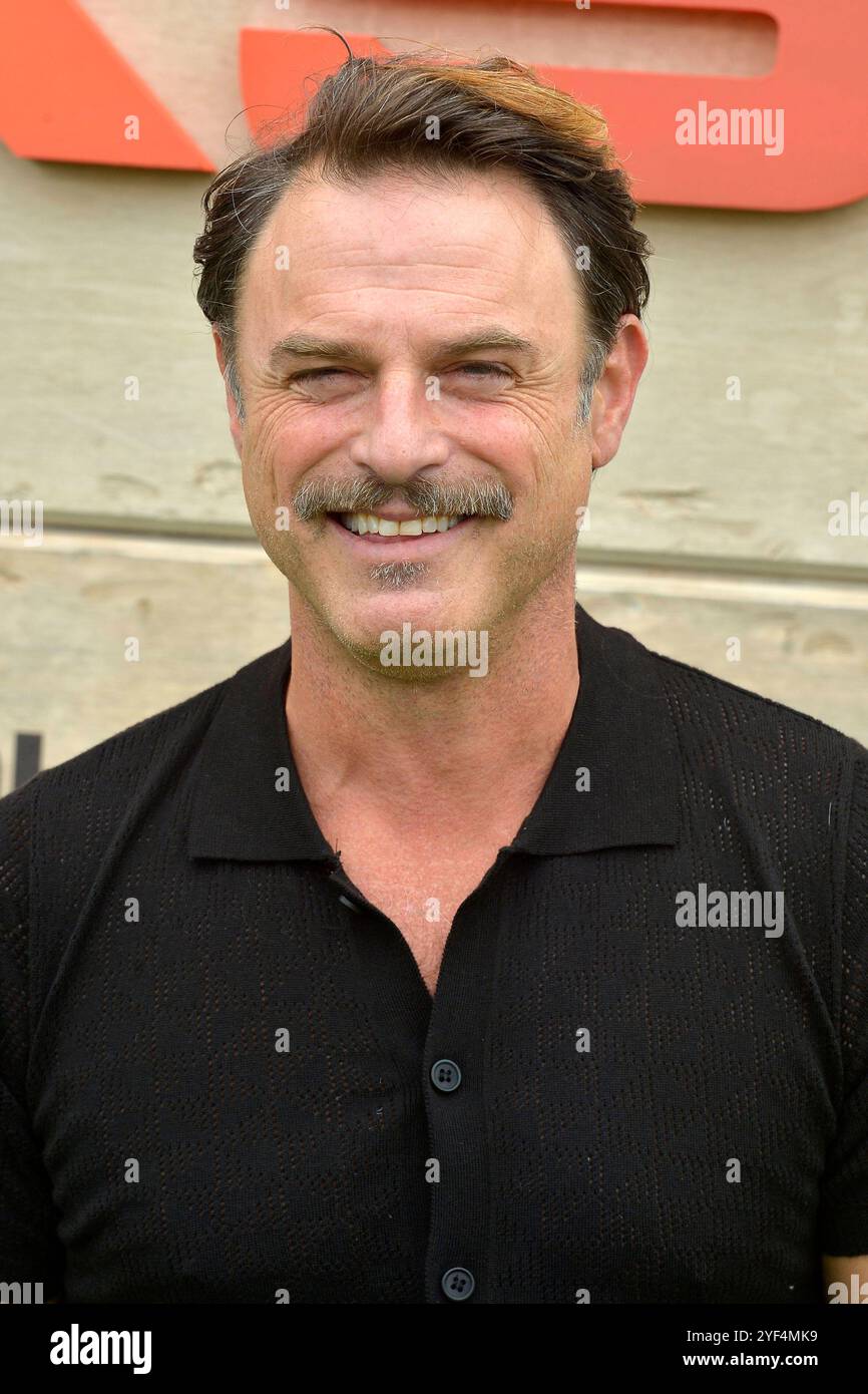 Tony Crane beim Netflix événement Poguelandia : an Outer Banks ...