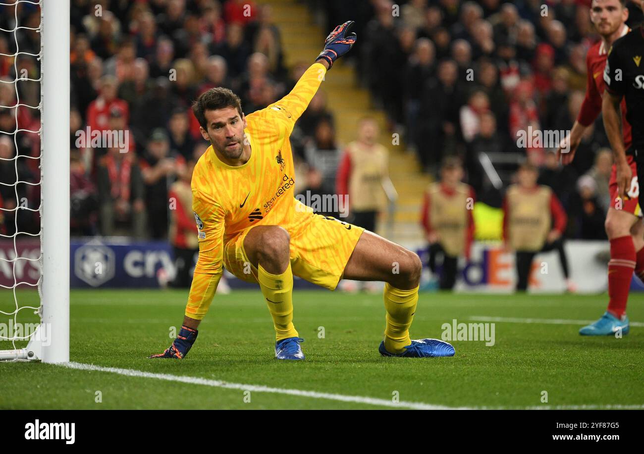 Alisson Becker en action lors du match de groupes de l'UEFA 2024 ...