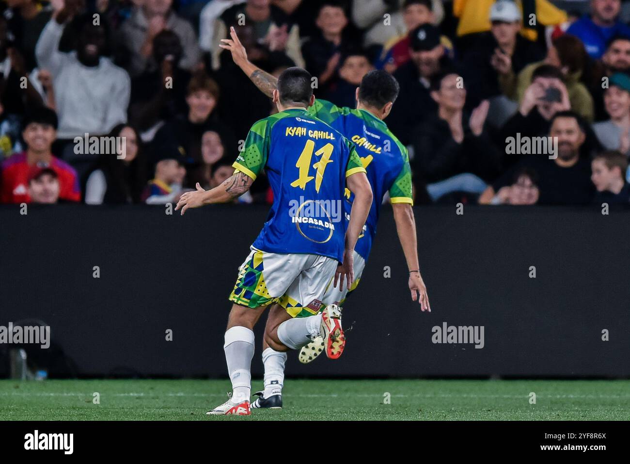 Tim Cahill et son fils Kyah Cahill du XI de Cahill célèbrent le but de ...