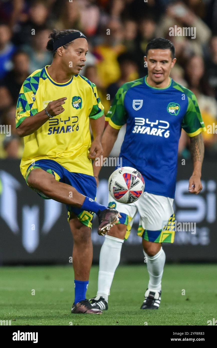 Ronaldinho du XI de Ronaldinho et Tim Cahill du XI de Cahiill en action ...