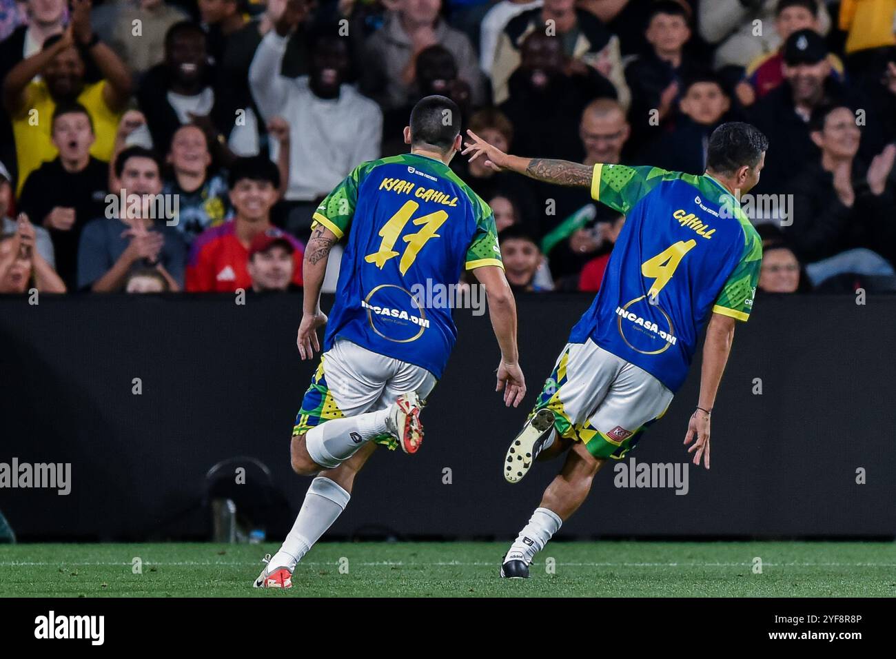 Tim Cahill et son fils Kyah Cahill du XI de Cahill célèbrent le but de ...