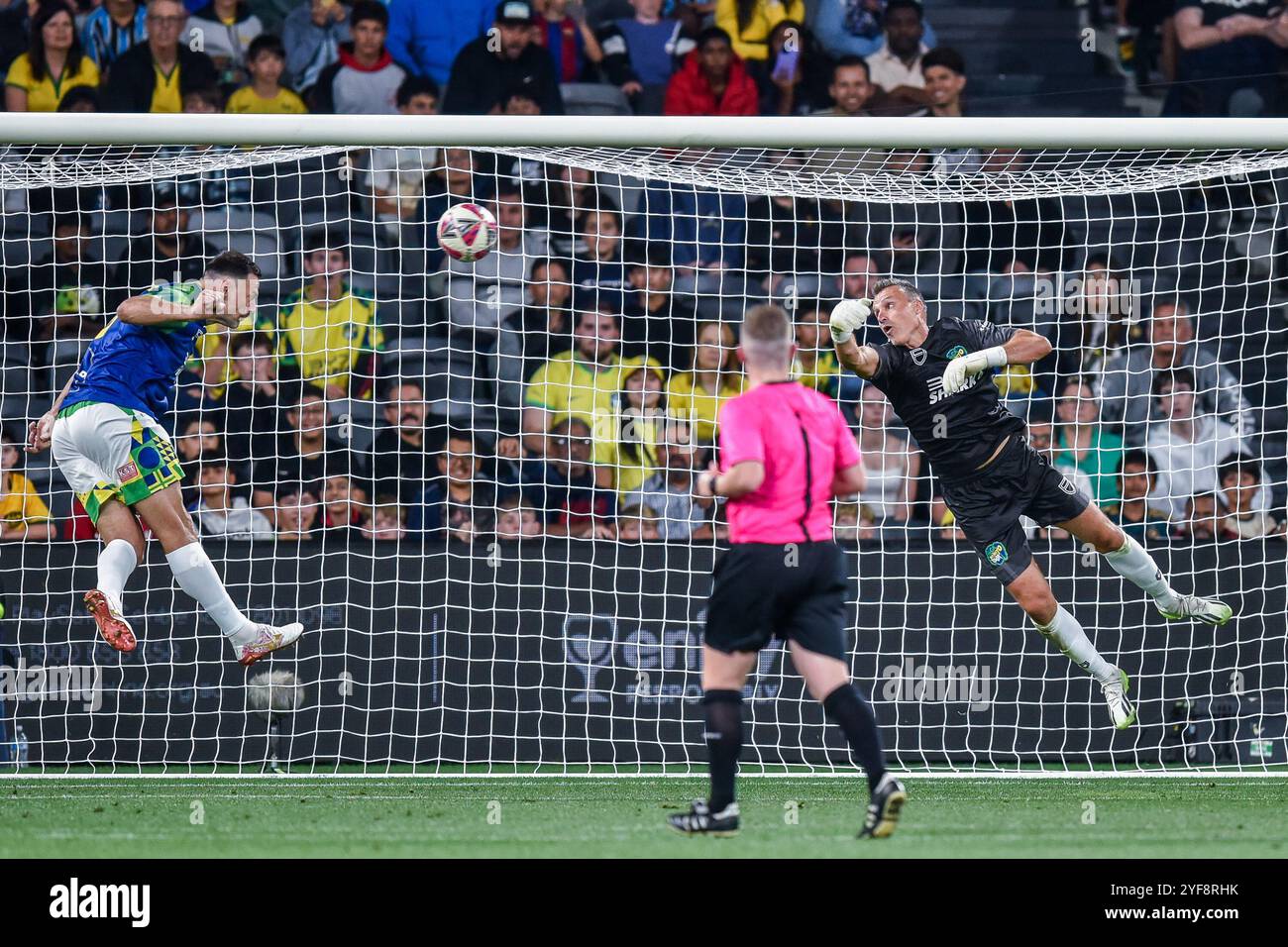 Sasa Ognenovski de Cahill's XI est en tête du ballon pour un but lors ...