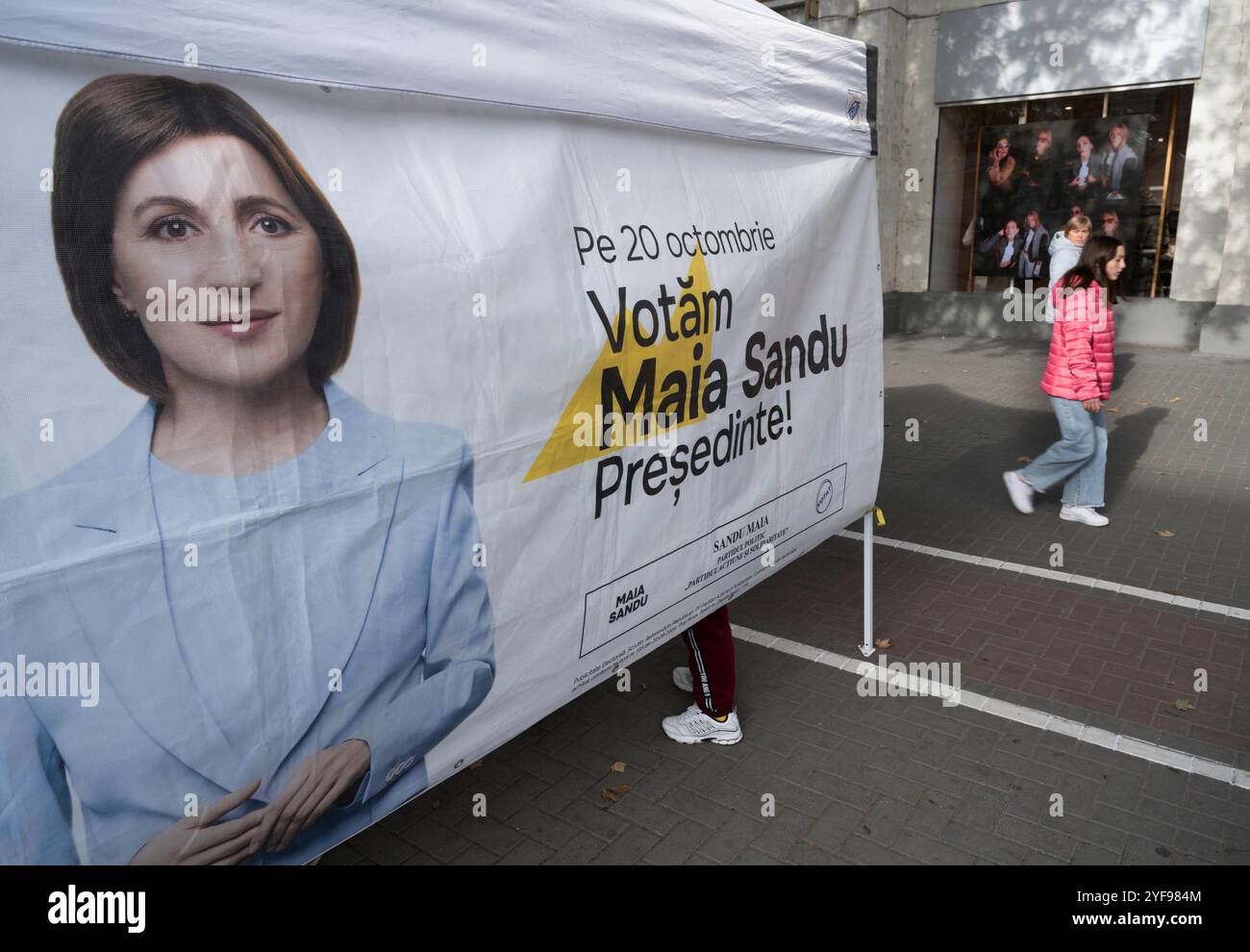 MDA , REPUBLIK MOLDAU / Moldavie : Eine Wahlwerbung fuer Maia Sandu vor ...