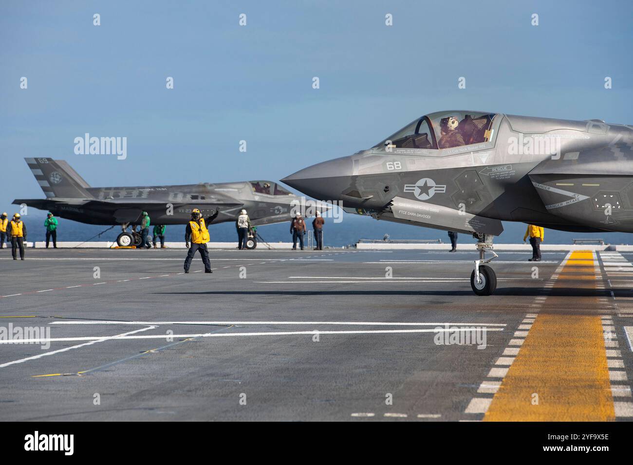 Un avion F-35B Lightning II se déplace sur le pont d'envol du destroyer ...